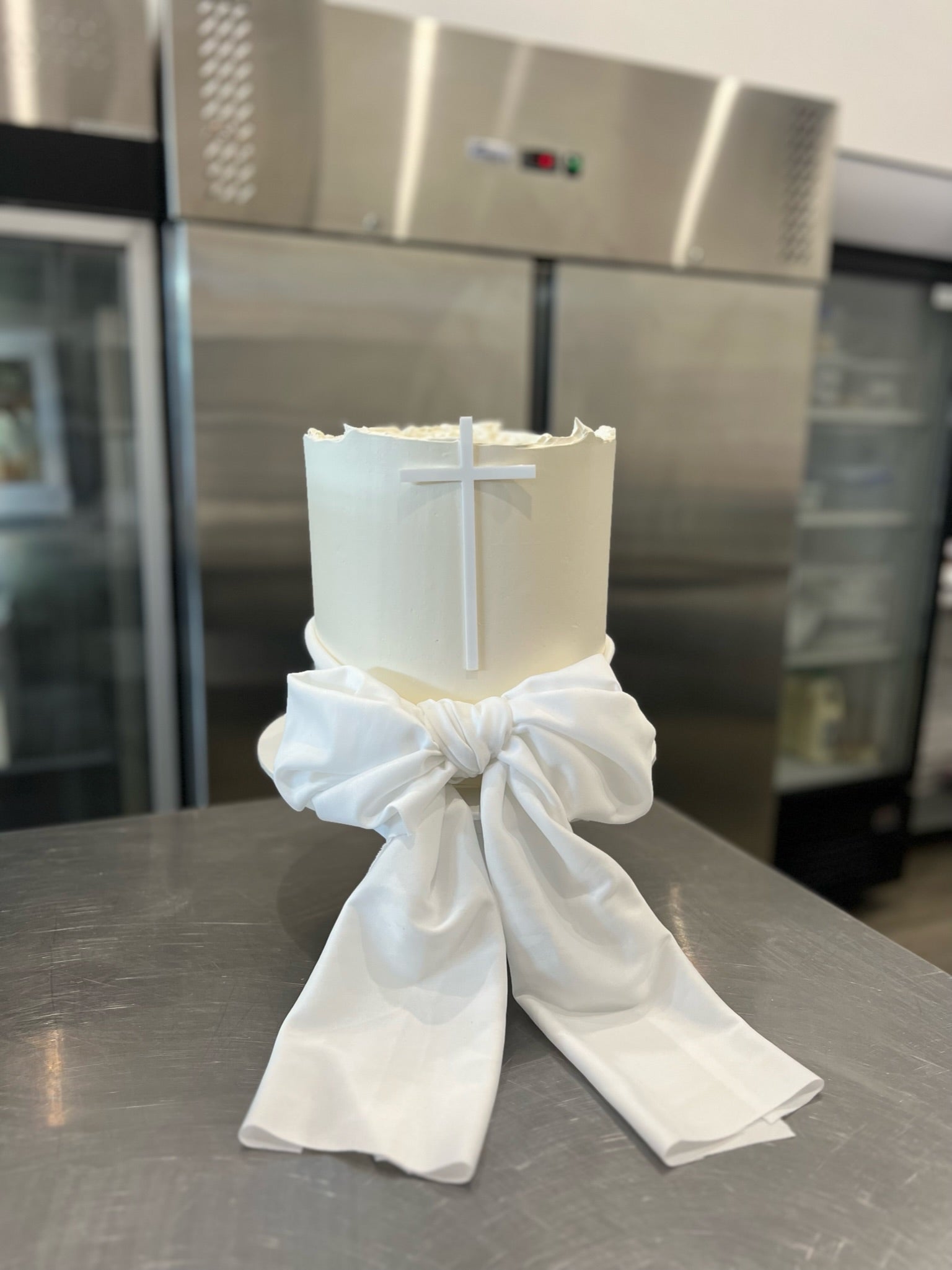 The White Cross and Bow. – The Cake Club.